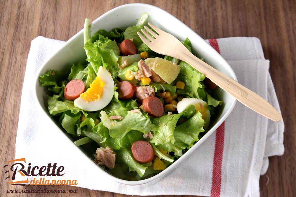 Insalata con wurstel, tonno, uova sode e mais | Ricette della Nonna
