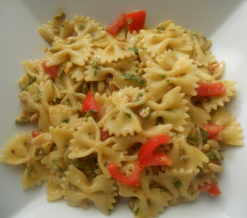 Farfalle con zucchine, pinoli e crema di ceci | Ricette della Nonna