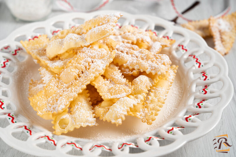 Crostoli: ricetta e ingredienti del dolce di Carnevale | Ricette della ...