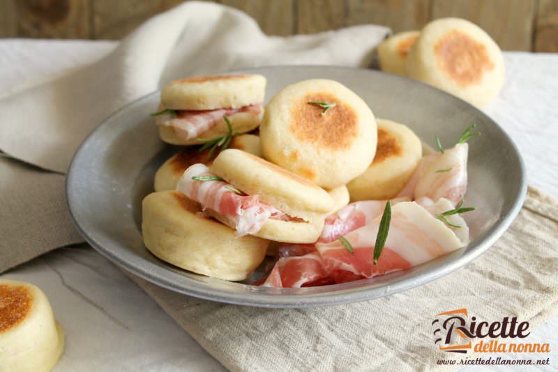 Tigelle o crescentine: la ricetta tradizionale modenese del pane di un ...