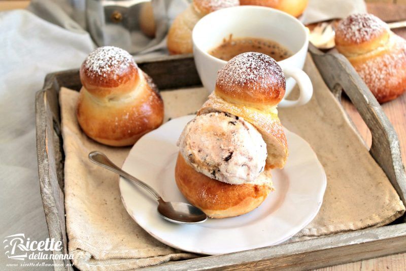 Si fanno in Sicilia e si servono con gelato, panna montata o granita ...