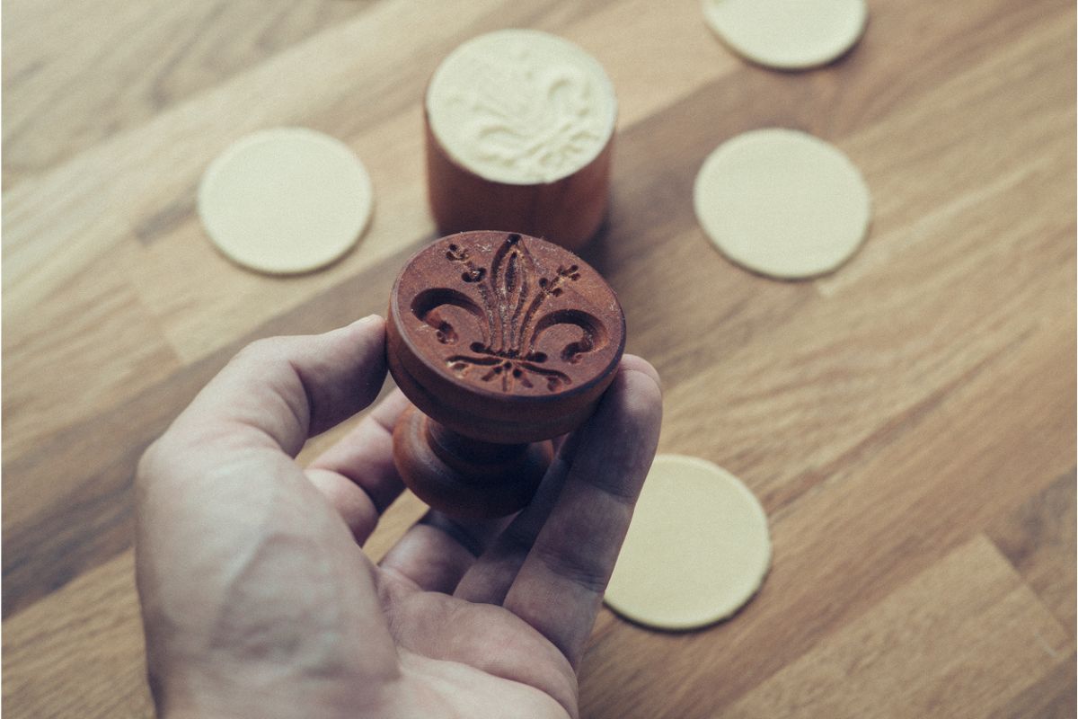 Cosa sono i corzetti, la storica pasta italiana che si fa solo con gli ...